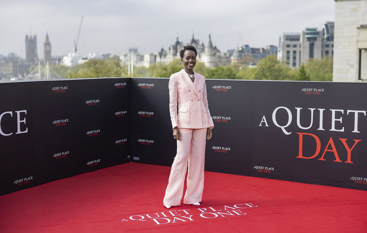 H Lupita N’yongo πόζαρε με μια γάτα στο κόκκινο χαλί: Ή μήπως η γάτα ...