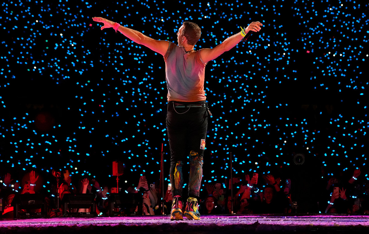 Μοναδικό βίντεο από τους Coldplay – Το κοινό δεν σταματά να τραγουδά το νέο τραγούδι τους στο ...