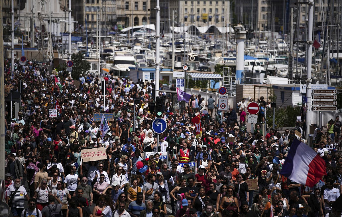 Χιλιάδες άνθρωποι διαδηλώνουν κατά της ακροδεξιάς στη Γαλλία - Newsbeast