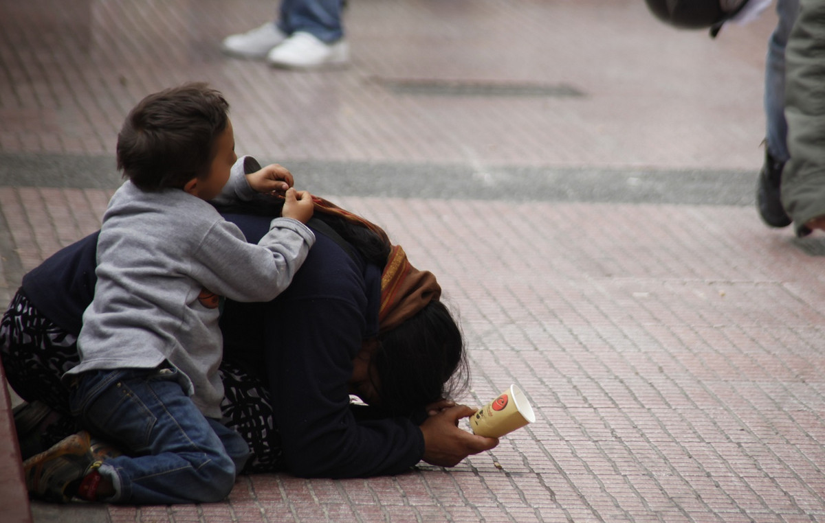 Συνελήφθη γυναίκα η οποία έβγαζε στη… ζητιανιά τα ανήλικα παιδιά της ...