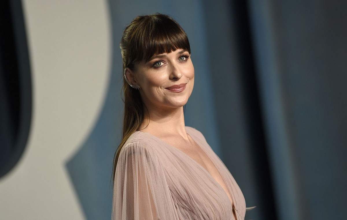 H Dakota Johnson φόρεσε το πιο cute αξεσουάρ μαλλιών που θα αγαπήσετε ...