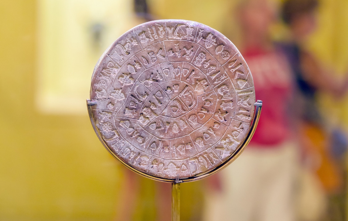 Σαν σήμερα 3 Ιουλίου: Ανακαλύπτεται ο Δίσκος της Φαιστού – 5 ...