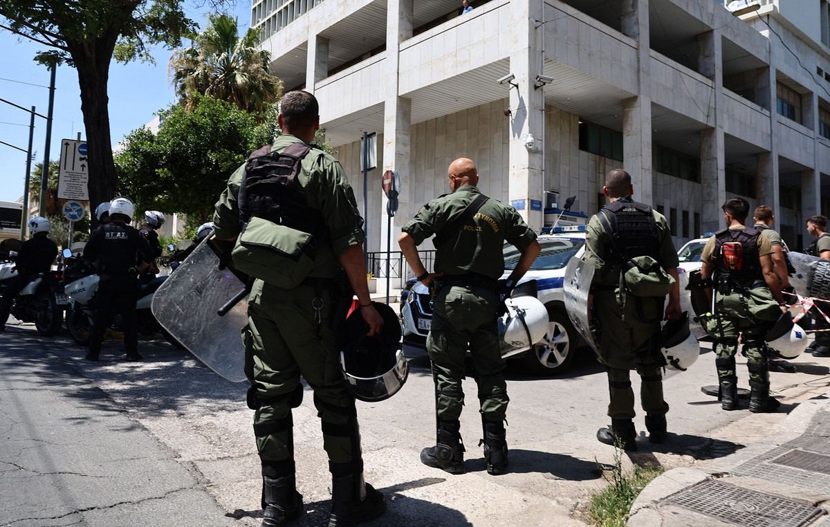 Για 5 κακουργήματα κατηγορούνται οι 74 συλληφθέντες έξω από το γήπεδο ...