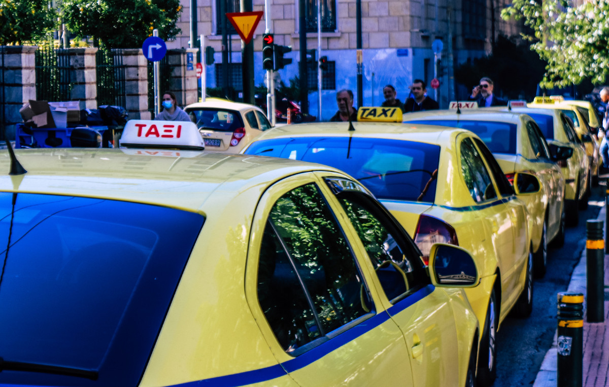 Για ποιο λόγο τα ταξί έχουν μια μπλε λωρίδα - Newsbeast