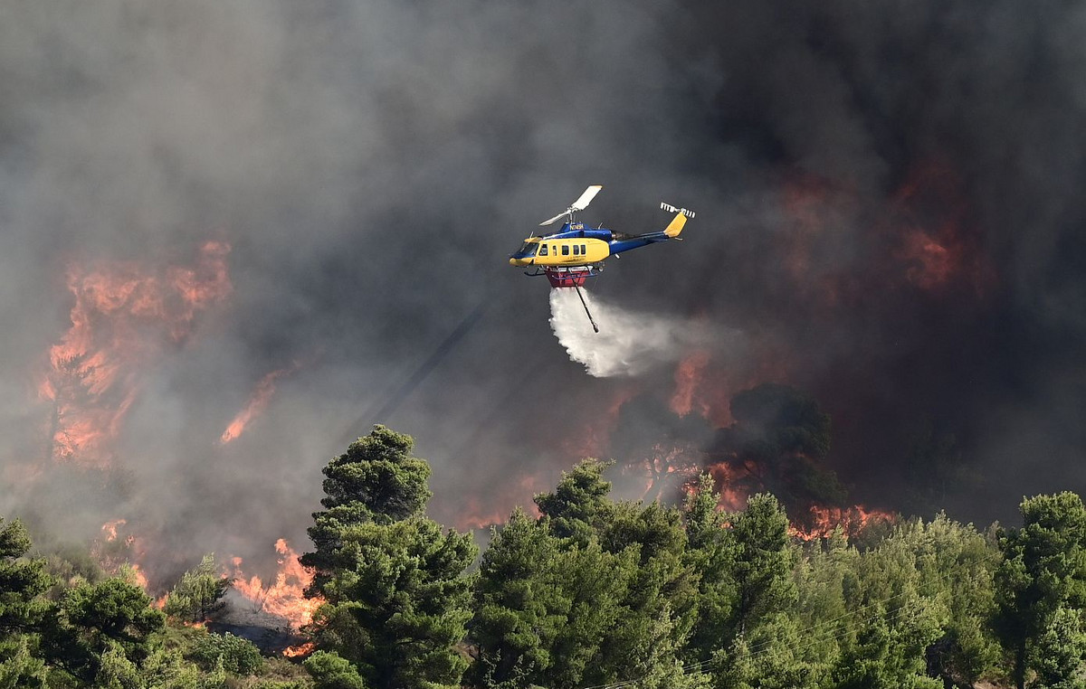 Η φωτιά από το Βαρνάβα κατευθύνεται προς τη Λίμνη του Μαραθώνα: Ζημιές ...