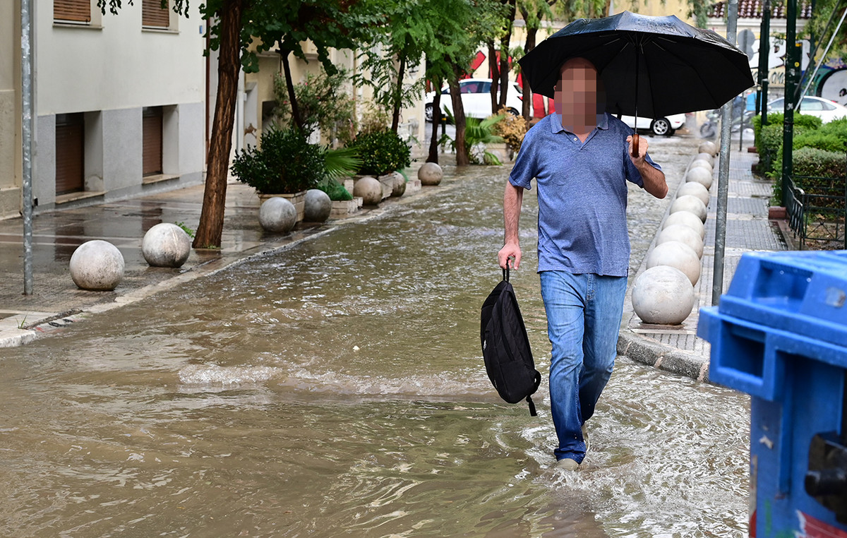Συνεχίζει την επέλασή της η κακοκαιρία Atena – Έπεσαν πάνω από 19.000 ...