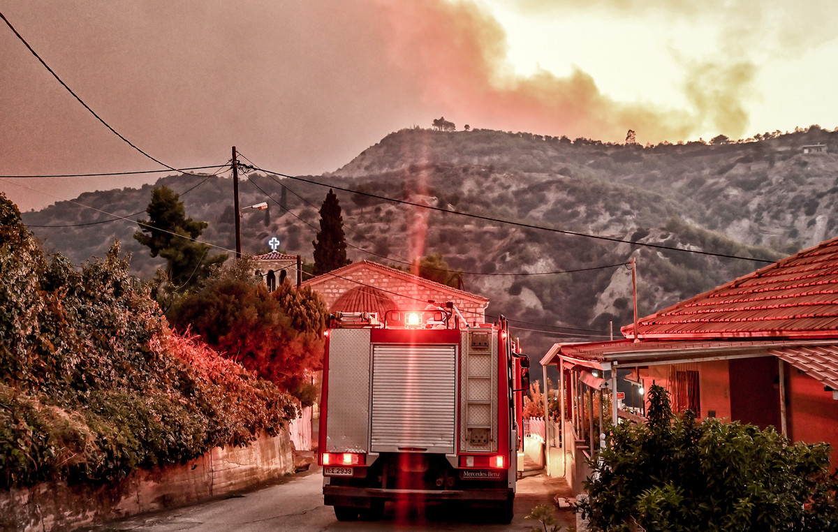 Δασική πυρκαγιά στην Κορινθία – Σηκώθηκε ελικόπτερο - Newsbeast