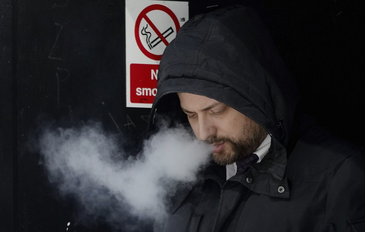 Η ΕΕ θέλει να απαγορεύσει το κάπνισμα και το άτμισμα σε εξωτερικούς ...