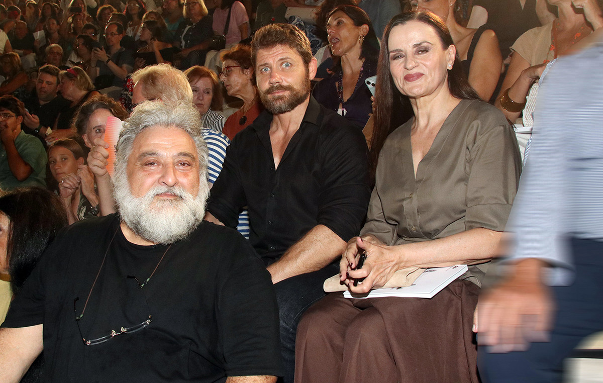 Η Καρυοφυλλιά Καραμπέτη με τον 15 χρόνια νεότερο σύντροφό της, Κρις ...