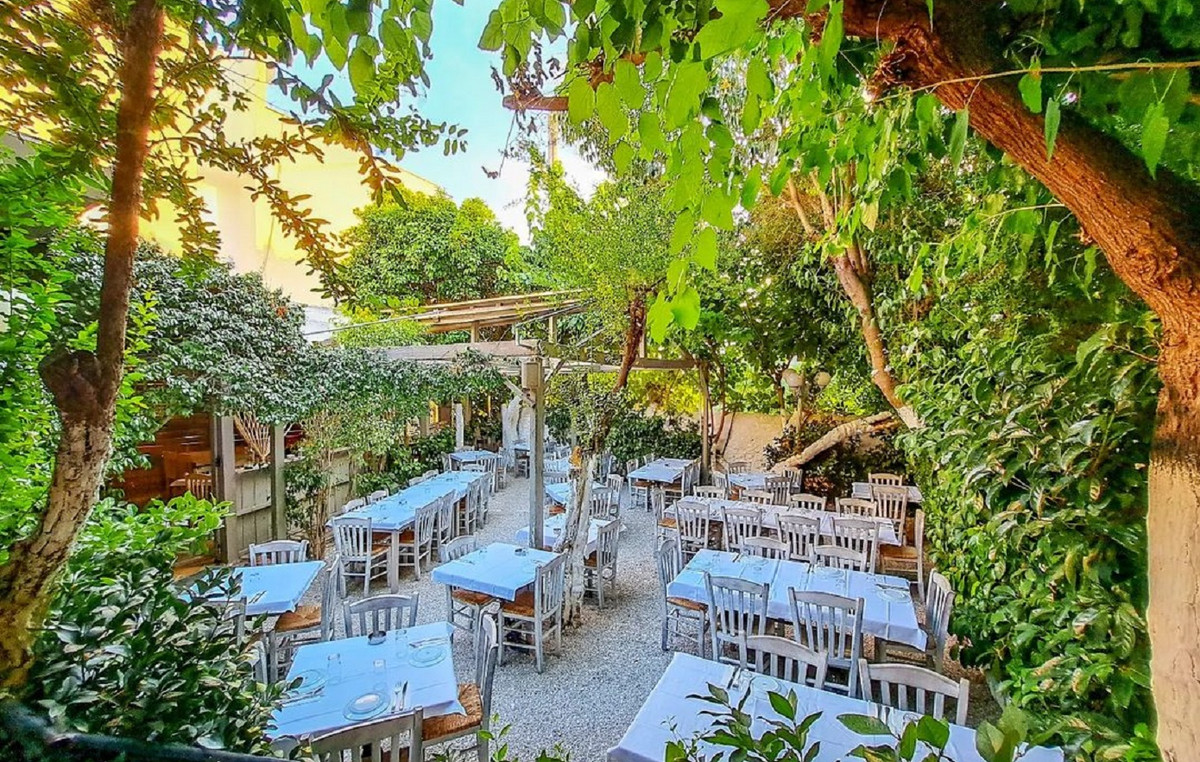 Ταβέρνες με αυλή και καλό κρέας σαν να είσαι στο χωριό - Newsbeast