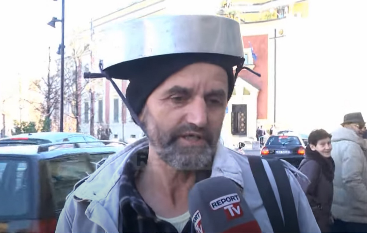 Ποιος είναι ο Αλβανός διαδηλωτής που πέταξε γιαούρτια στον Μπελέρη ...