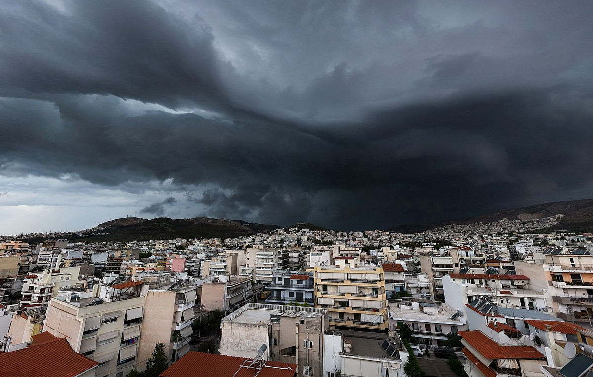 Σαρωτικό το πέρασμα της κακοκαιρίας Κασσάνδρα με έναν νεκρό και μεγάλες ...