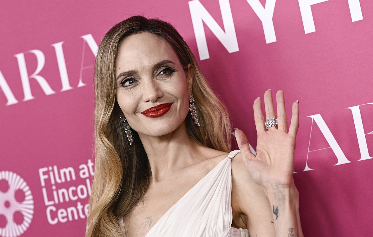 H Angelina Jolie διάλεξε μόνη της ένα εμβληματικό ρούχο 70 ετών με την ...
