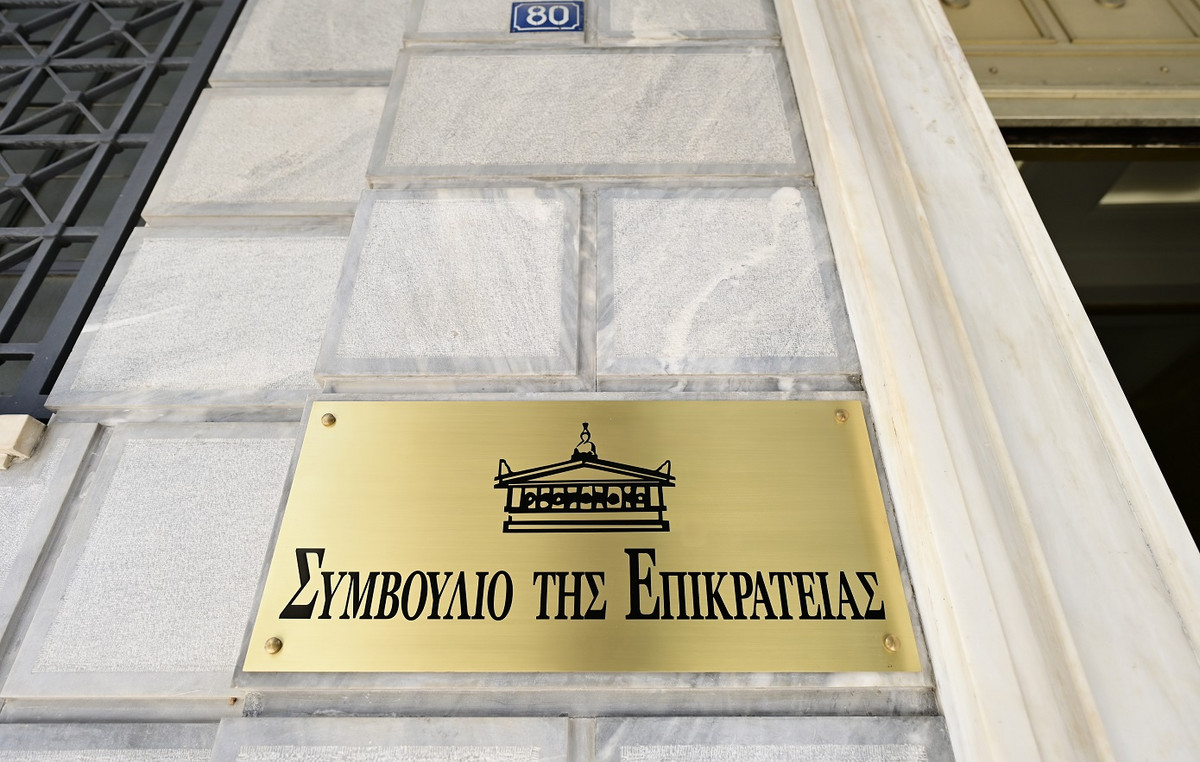 Στο ΣτΕ η επαναφορά 13ου και 14ου μισθού για τους δημοσίους υπαλλήλους ...