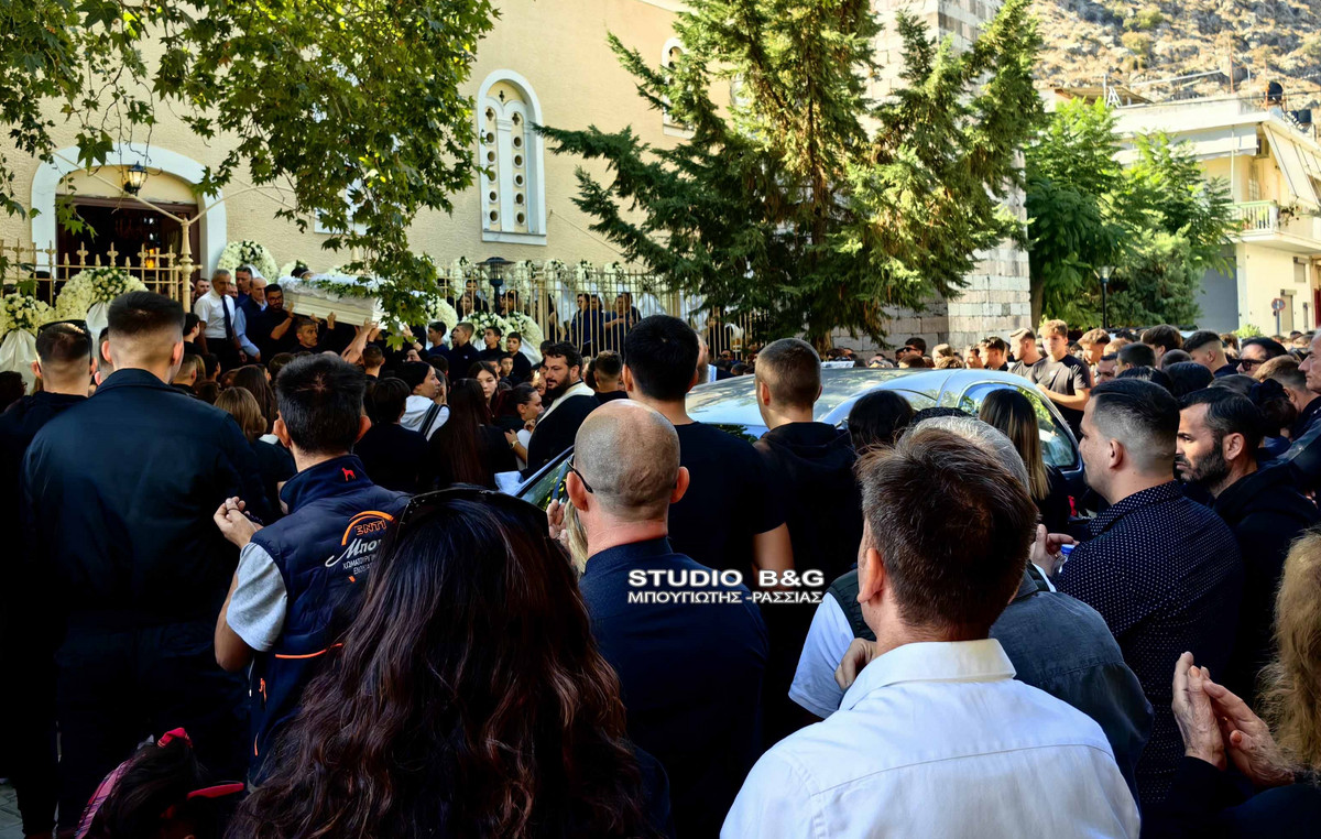 Σε κλίμα οδύνης η κηδεία του 14χρονου Άγγελου που έπεσε από τις ...