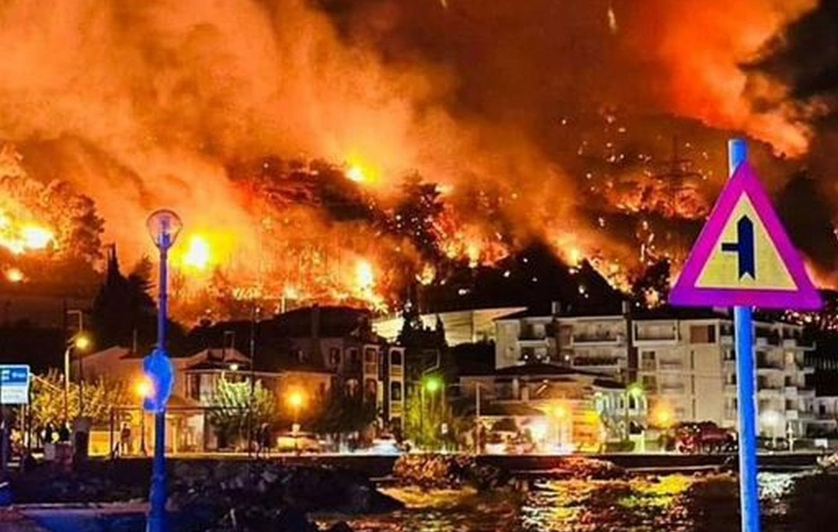 Φωτιά στο Ξυλόκαστρο: Μάχη σε πολλαπλές διάσπαρτες εστίες, απόκοσμη ...