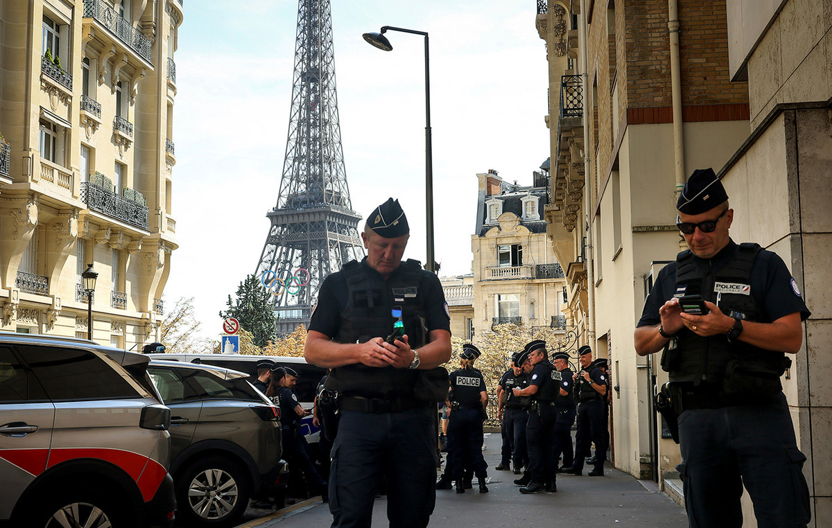 French police raid in a theater where 400 immigrants lived in Paris ...
