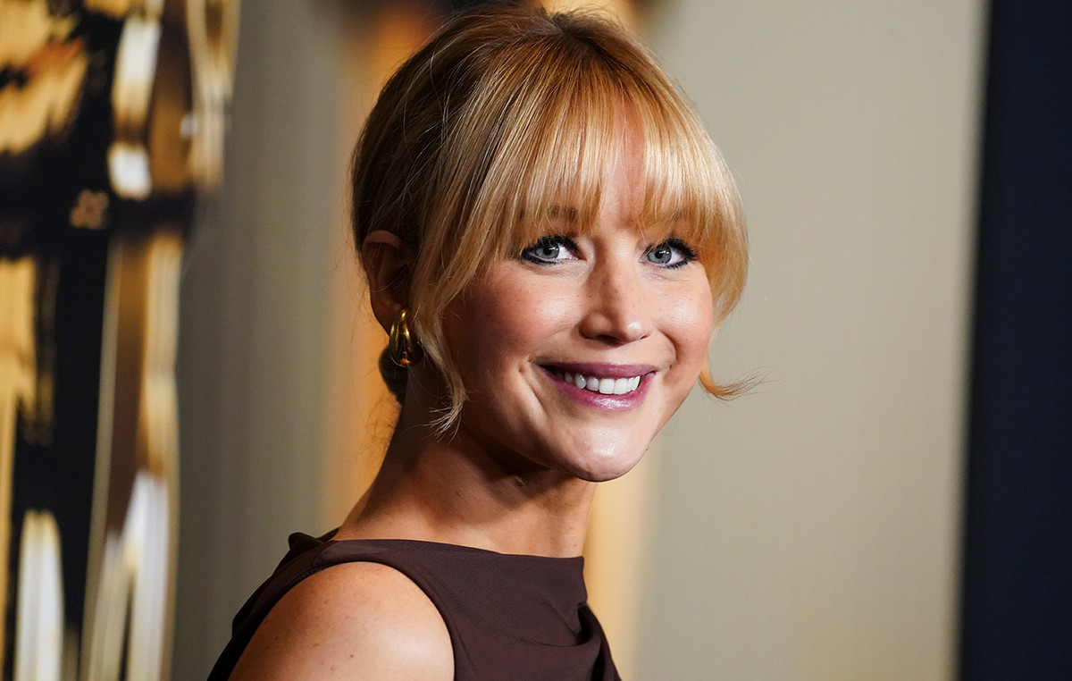 Η Τζένιφερ Λόρενς με εφαρμοστό φόρεμα και φουσκωμένη κοιλιά στα ...