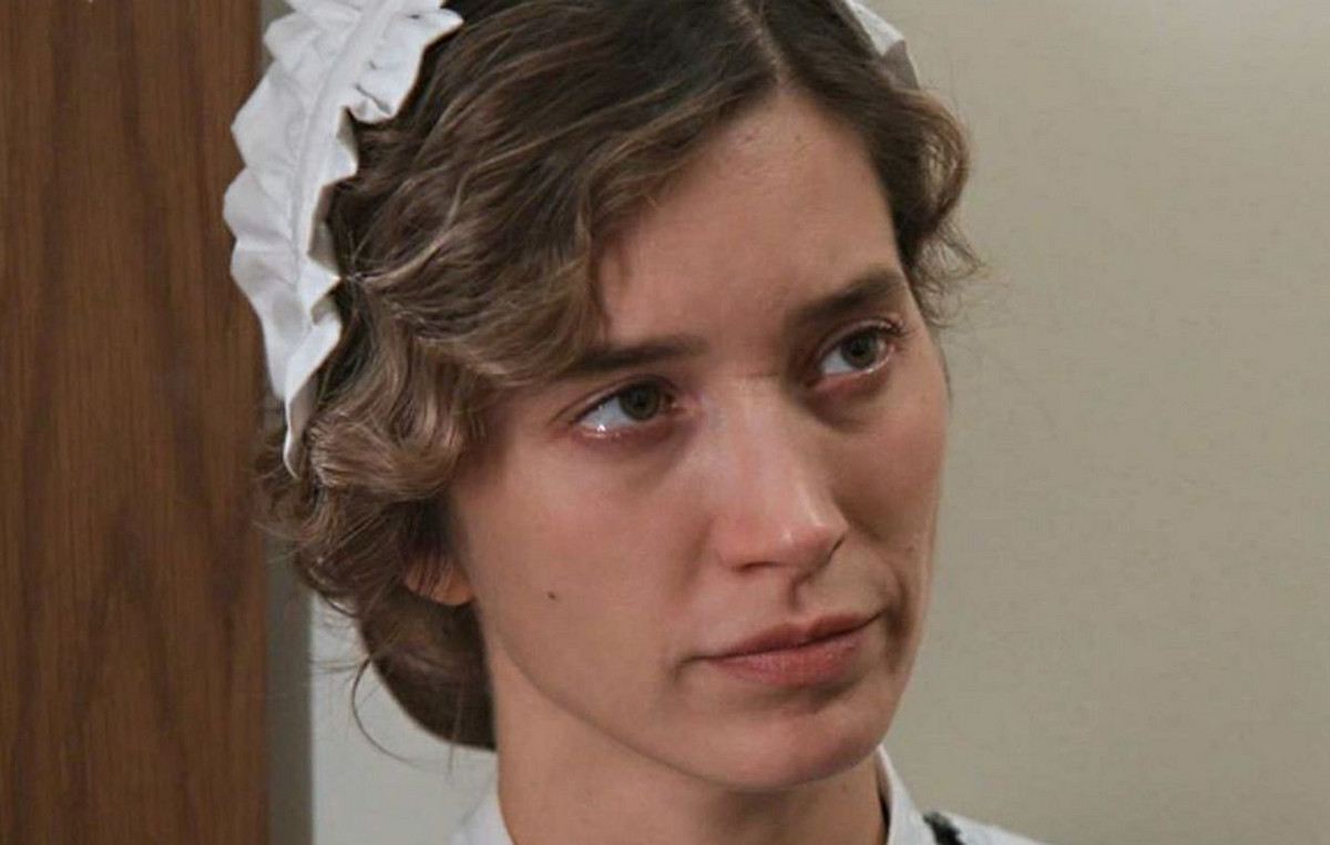 Grand Hotel: Η Ελένη, απελπισμένη, με το μωρό στην αγκαλιά, αναγκάζεται ...