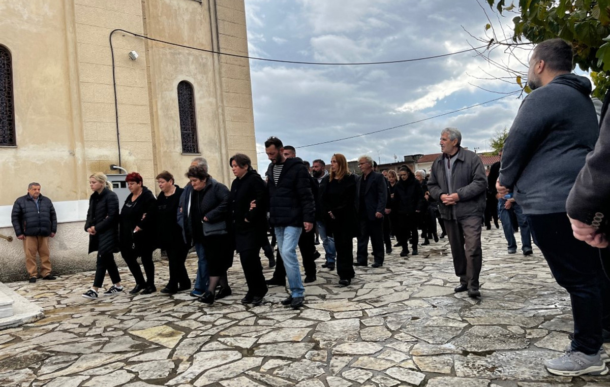 Θρήνος και οργή στην κηδεία της δολοφονημένης Δώρας στο Δοκίμι Αγρινίου ...