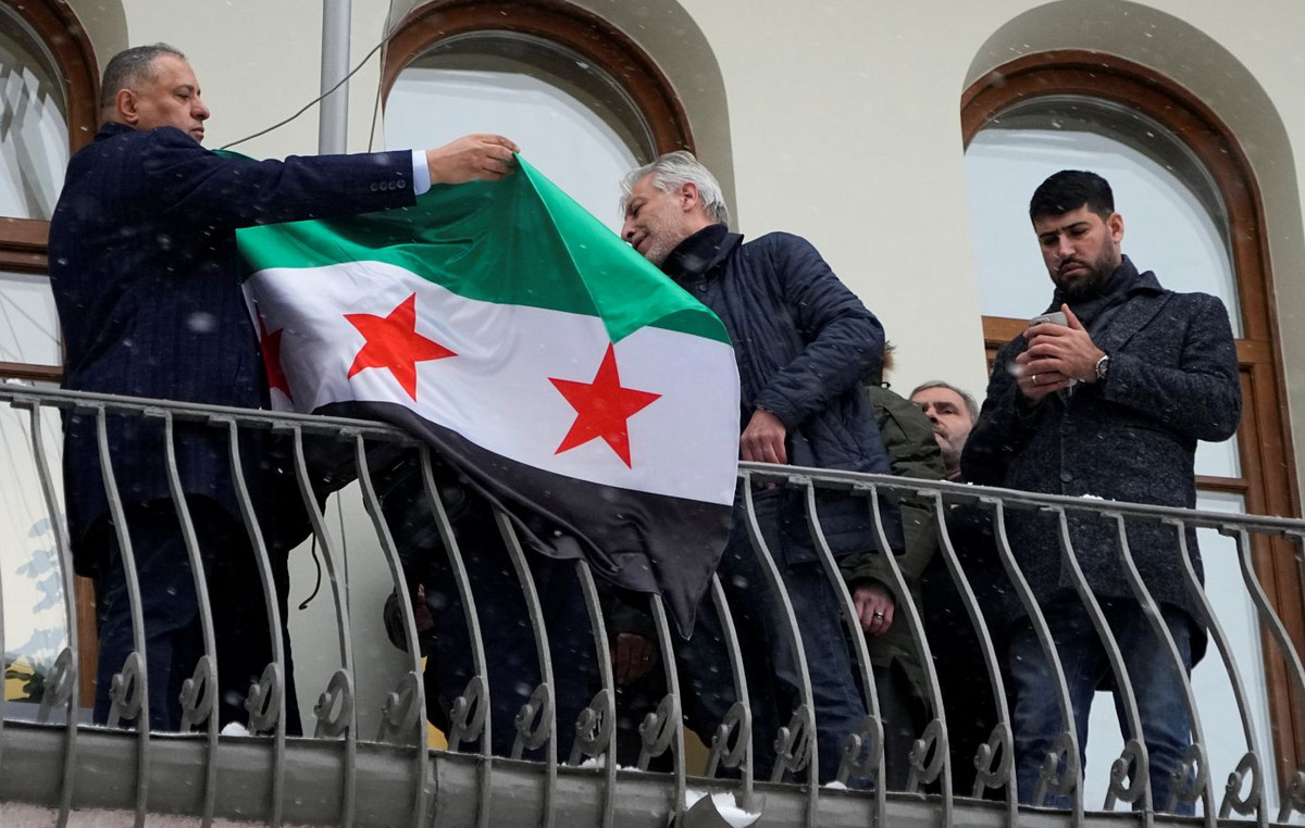 Η σημαία των ανταρτών υψώθηκε στη συριακή πρεσβεία στη Μόσχα – «Η ...