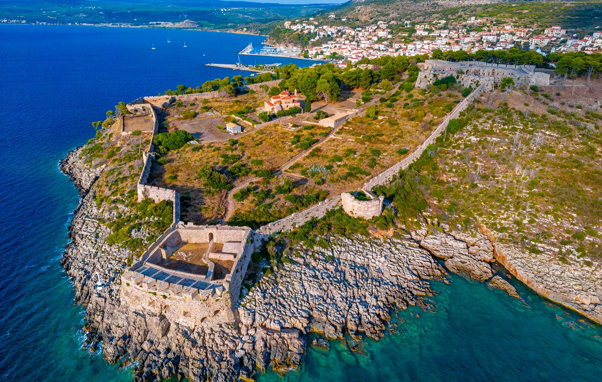 Το εντυπωσιακό Νιόκαστρο της Πύλου και η συναρπαστική ιστορία του ...