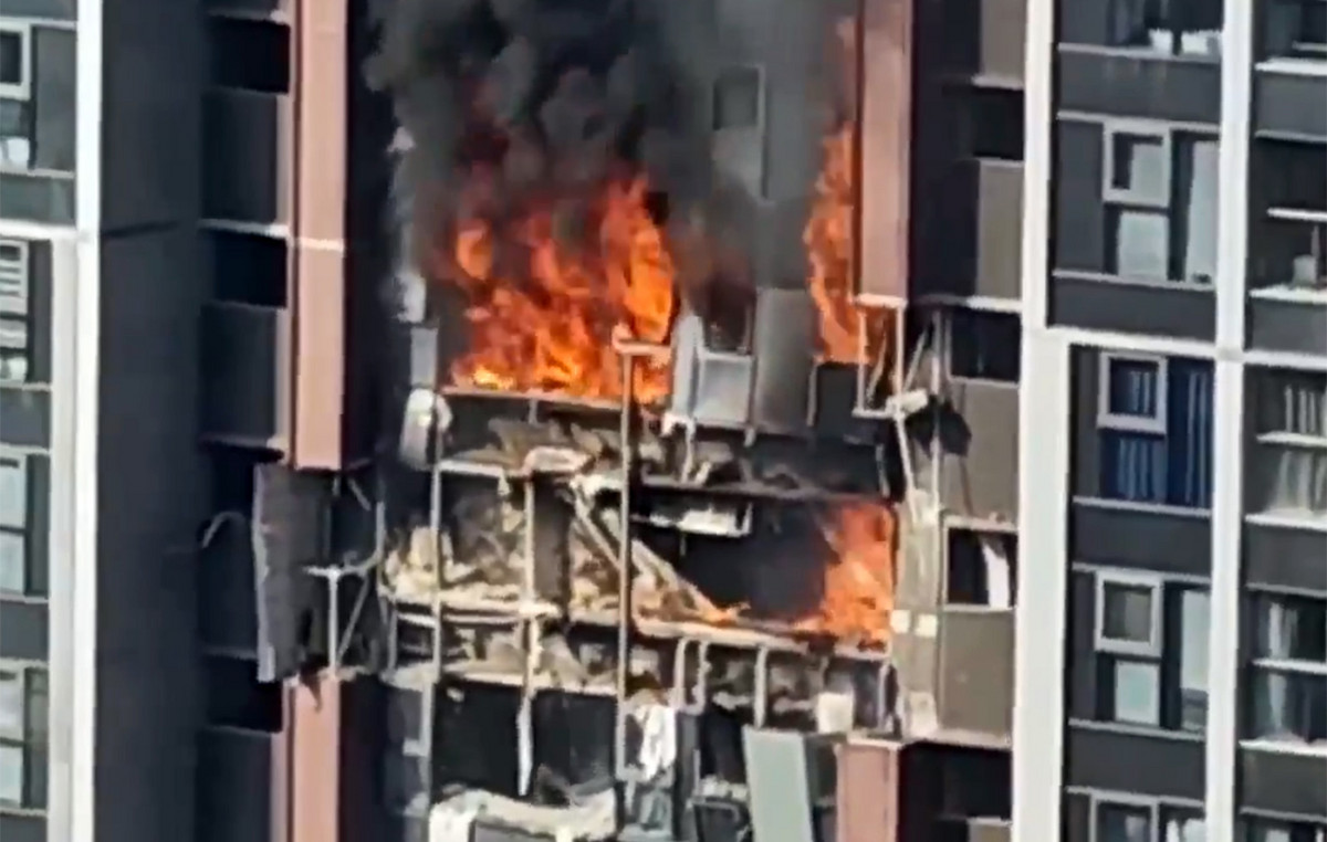 Huge explosion at skyscraper in Shenzhen, China - One person jumped ...