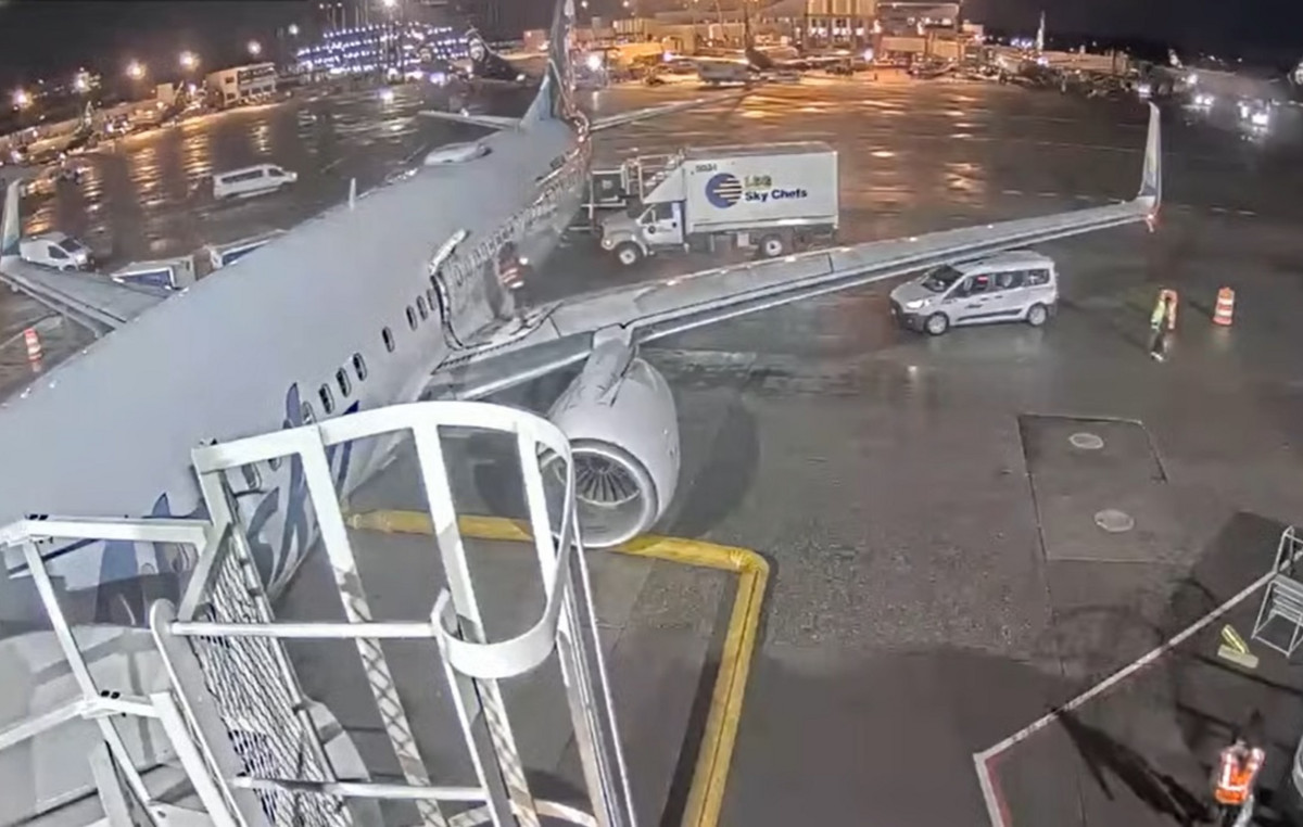 Flight passenger in panic attack, opens emergency exit after landing ...