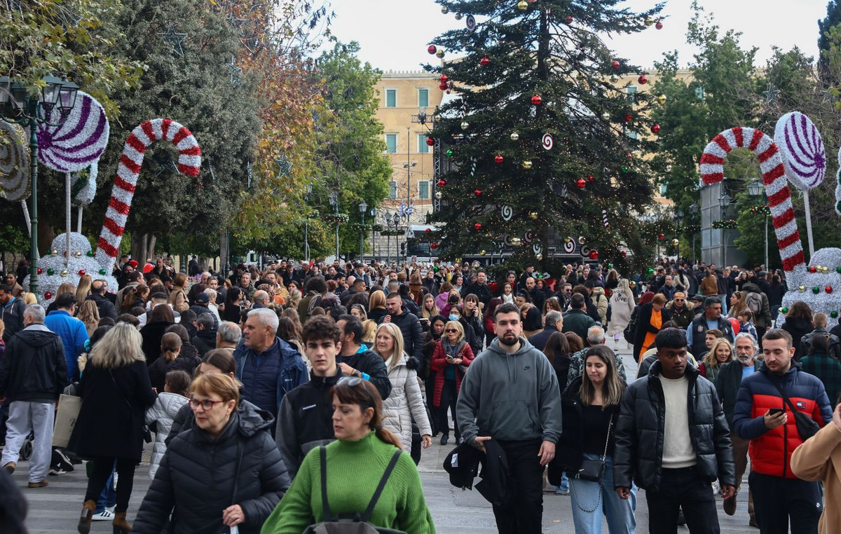 «Πλημμύρισε» από κόσμο το κέντρο της Αθήνας για τις τελευταίες αγορές ...