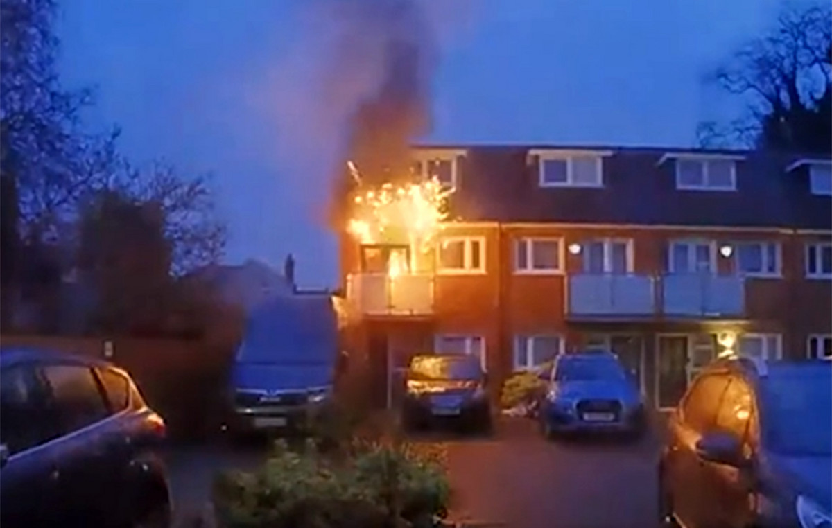 The moment an apartment burns down from an exploding electric bike ...