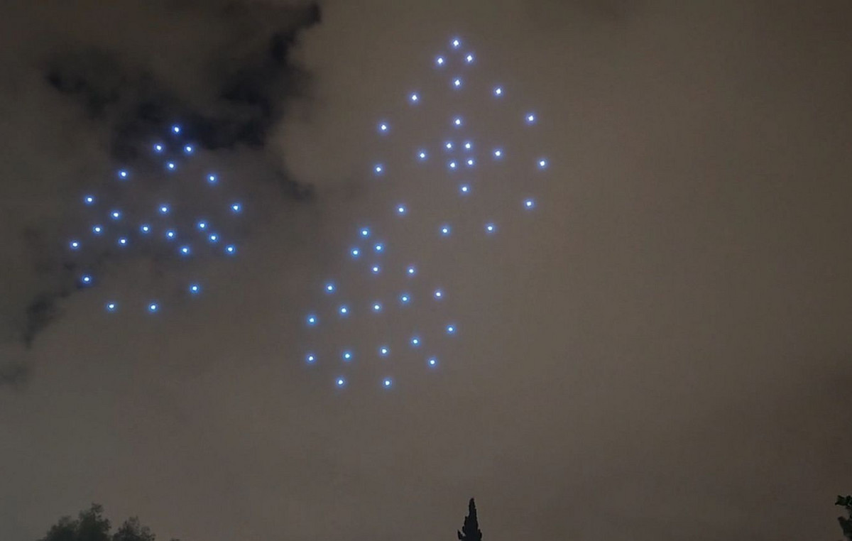 Φωταγωγήθηκε το Χριστουγεννιάτικο Χωριό στο Πεδίον του Άρεως με εντυπωσιακό «χορό» δεκάδων ...