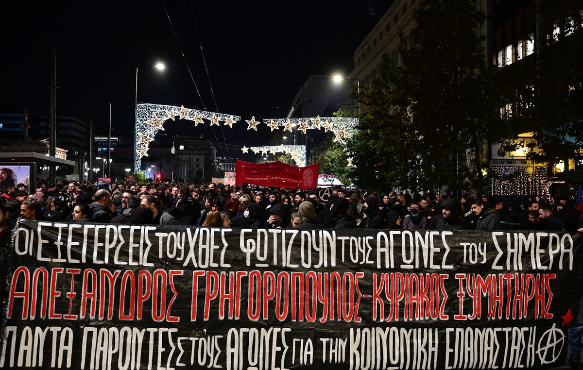Σε εξέλιξη η πορεία στο κέντρο της Αθήνας για την επέτειο δολοφονίας ...