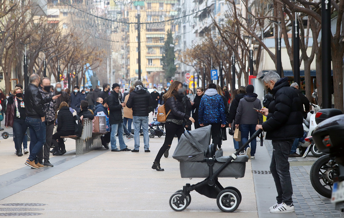 Πόσα ξοδεύουν οι Έλληνες καταναλωτές και σε ποιους τομείς ...