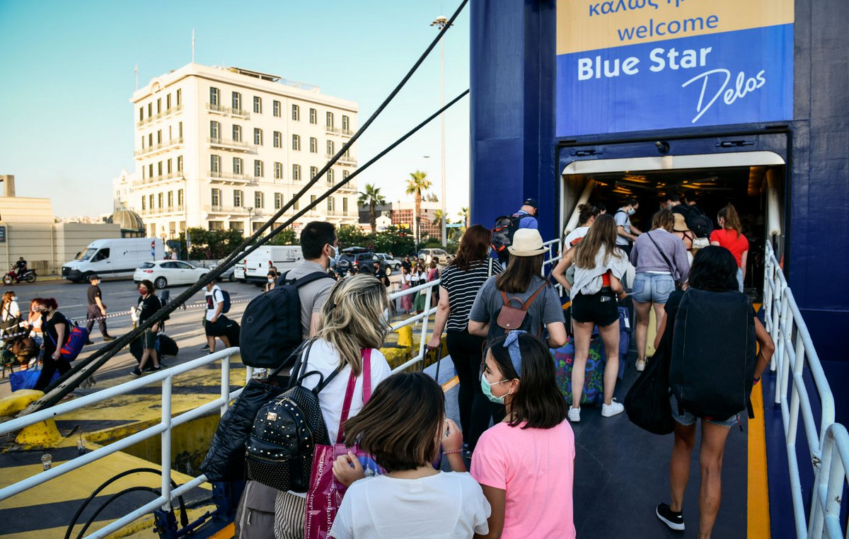 «Blue Star Delos», το πρώτο πλοίο που κατέπλευσε στο λιμάνι του Πειραιά ...