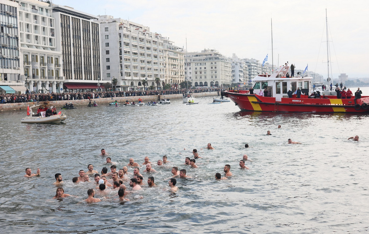 «Παρεξήγηση» στη Θεσσαλονίκη με τους βουτηχτές – Είχαν συνεννοηθεί να ...