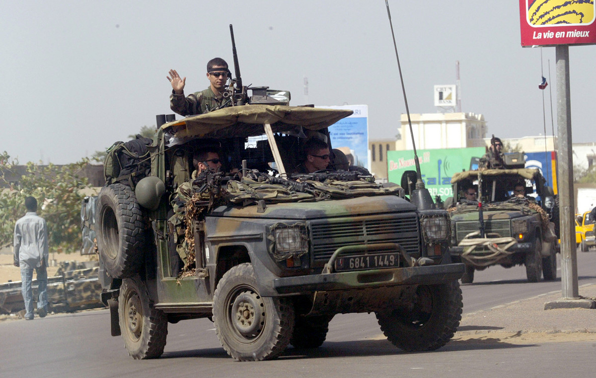 The last French troops withdrew from Chad - Completion of historical ...