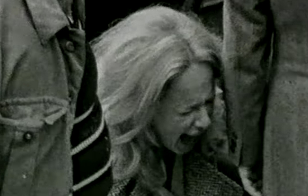 Ο σπαραγμός της Αλίκης Βουγιουκλάκη στην κηδεία του Φιλοποίμενος Φίνου ...