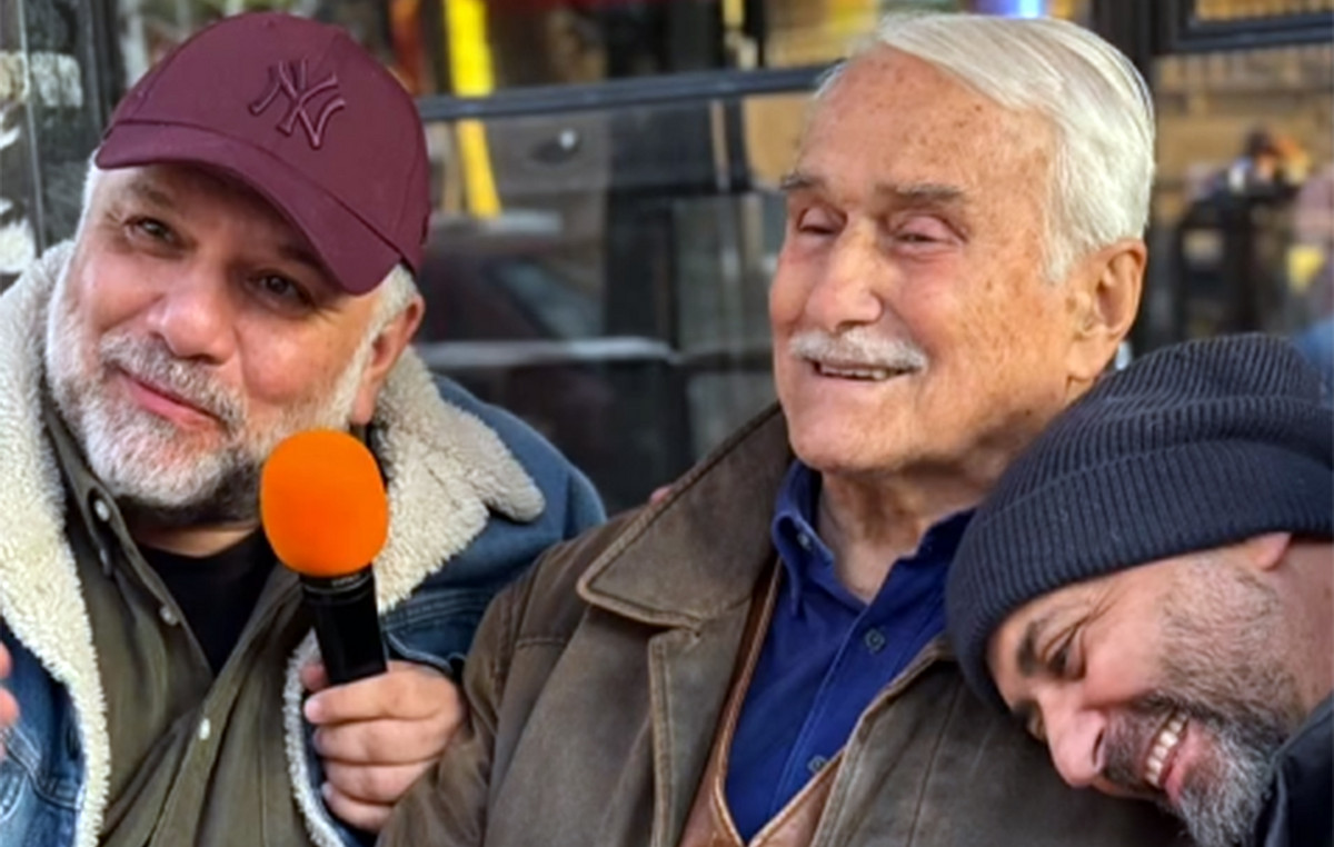 O Γρηγόρης Αρναούτογλου σε μια σπάνια φωτογραφία με τον πατέρα του στα γυρίσματα της εκπομπής ...