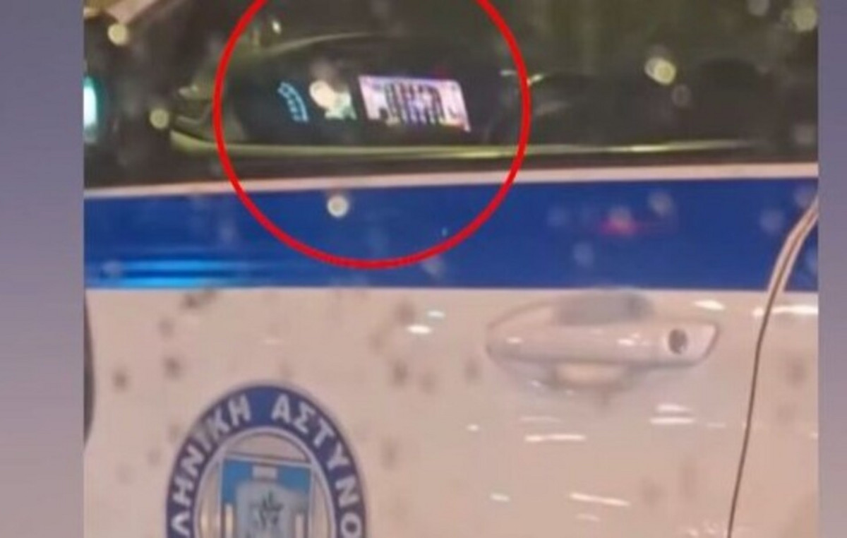 Σάλος για τους αστυνομικούς που έπαιζαν «φρουτάκια» μέσα σε περιπολικό ...