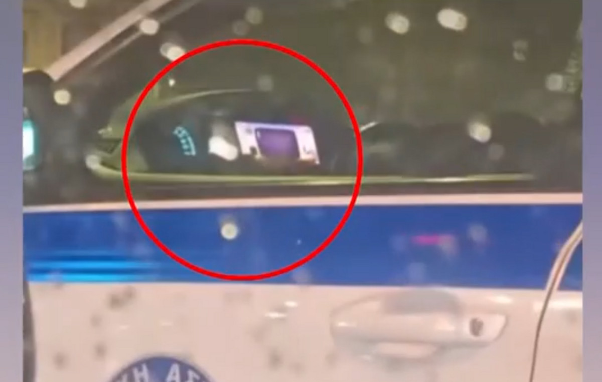 Αστυνομικοί έπαιζαν «φρουτάκια» σε περιπολία – Το βίντεο που ...