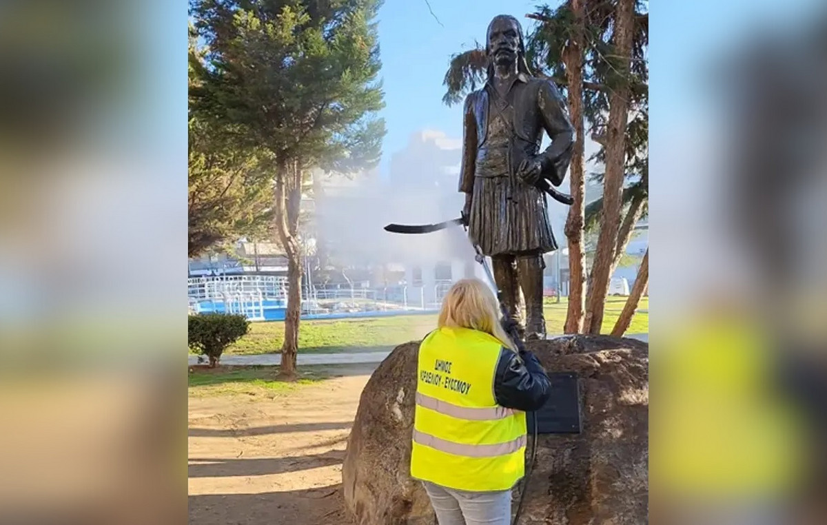 Συνελήφθη ο 15χρονος που έφτυνε το άγαλμα του Κατσαντώνη στη ...