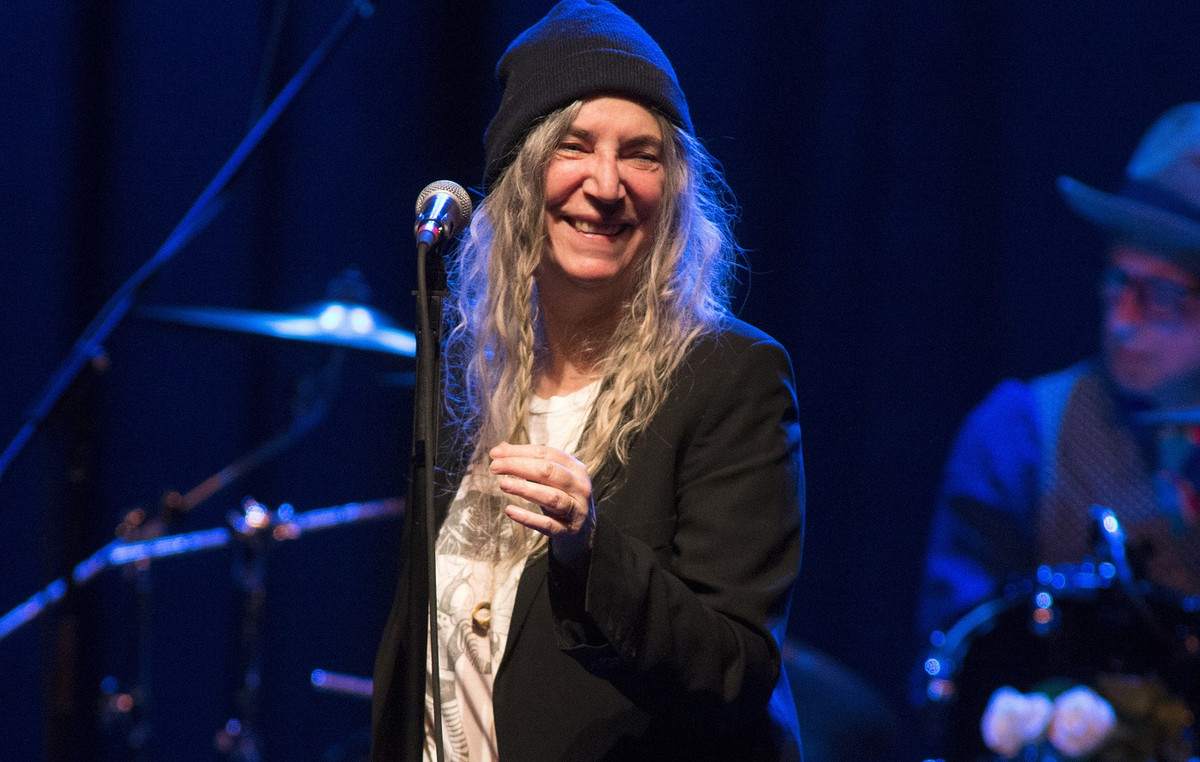 The singer of the iconic "Because the Night" collapsed on stage in ...