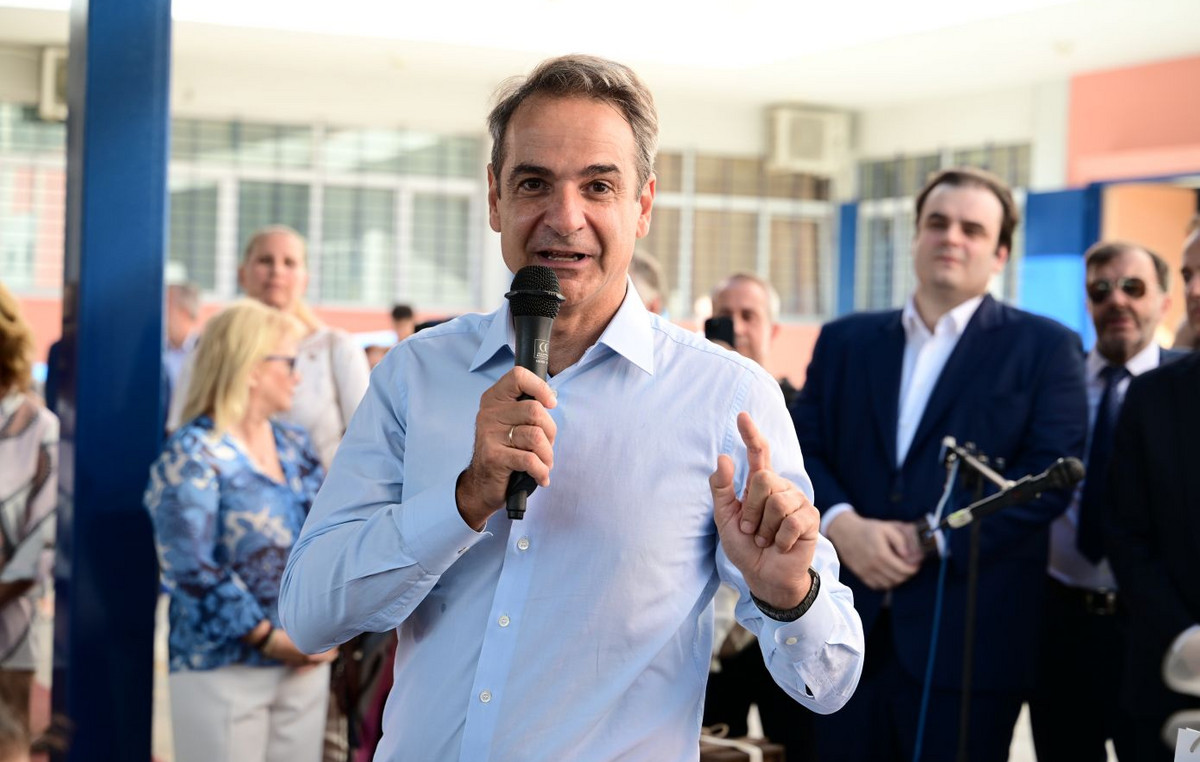 Στο 8ο Δημοτικό Σχολείο Νέας Φιλαδέλφειας ο Μητσοτάκης: Έχει έρθει η ...