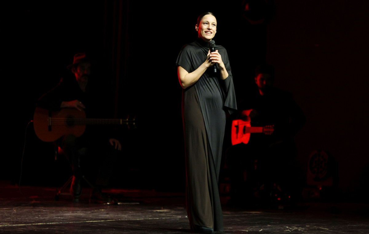 Η Carminho μετά τον Λάνθιμο, «μάγεψε» και το αθηναϊκό κοινό - Newsbeast