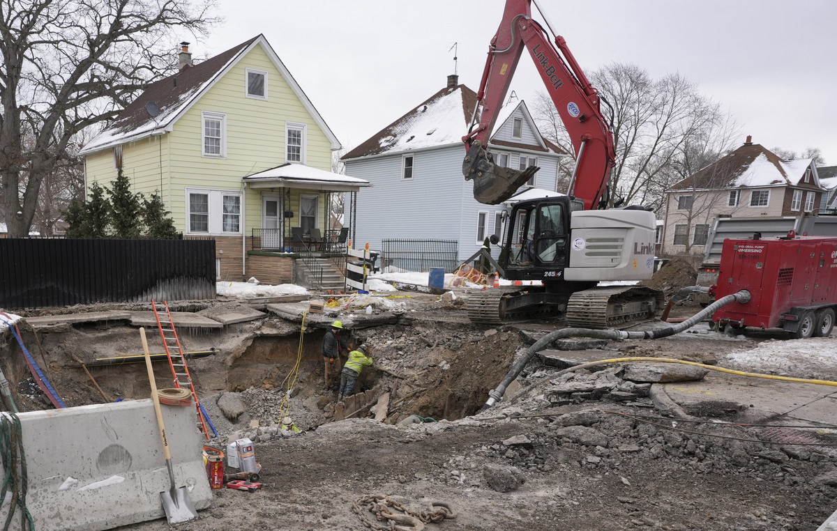 Detroit: flooded roads after a pipeline leak and then froze due to low ...