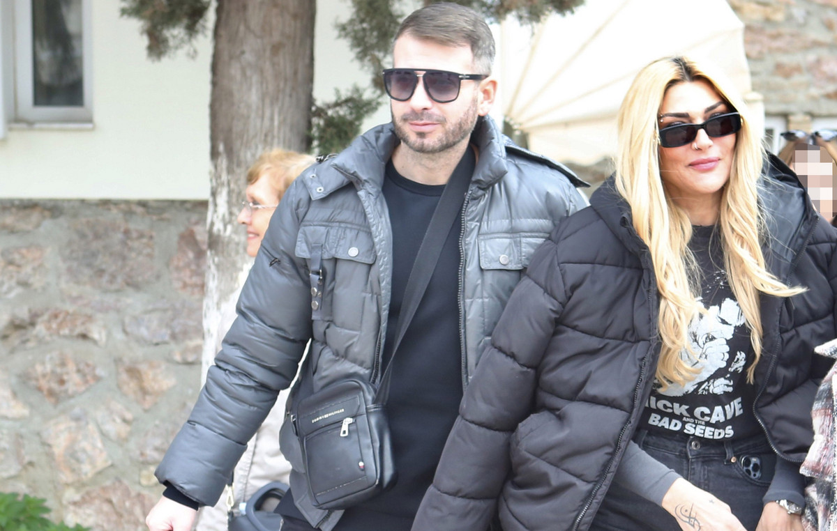 Με τον γιο της και τον αδερφό της η Αγγελική Ηλιάδη στο μνημόσυνο για ...