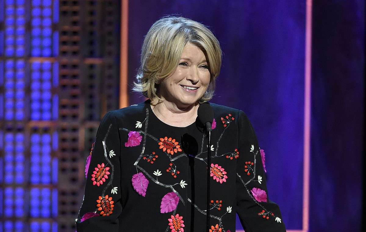 H Martha Stewart ποζάρει με το lip combo που κολακεύει μέχρι και τις ...