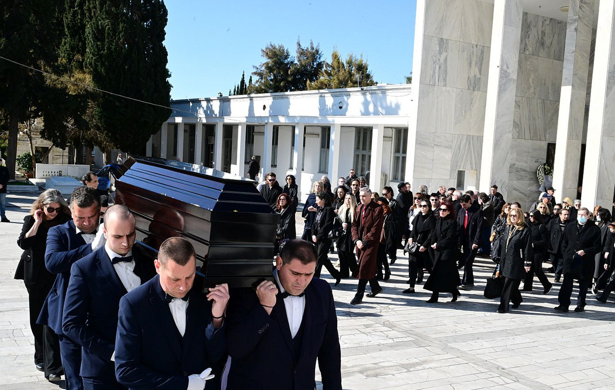 Συγκίνηση στο τελευταίο αντίο του Δημήτρη Κολλάτου - Newsbeast
