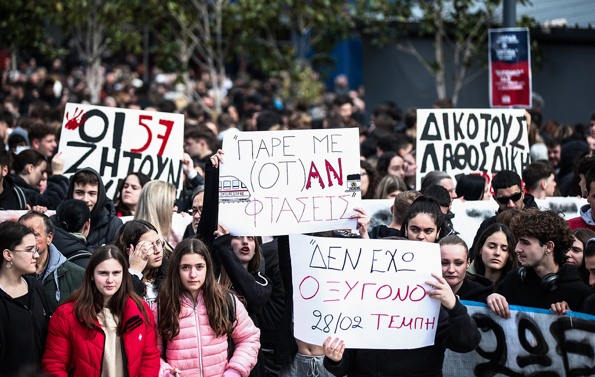 Οι φοιτητές στο Βελιγράδι τίμησαν τα 57 θύματα της τραγωδίας στα Τέμπη ...
