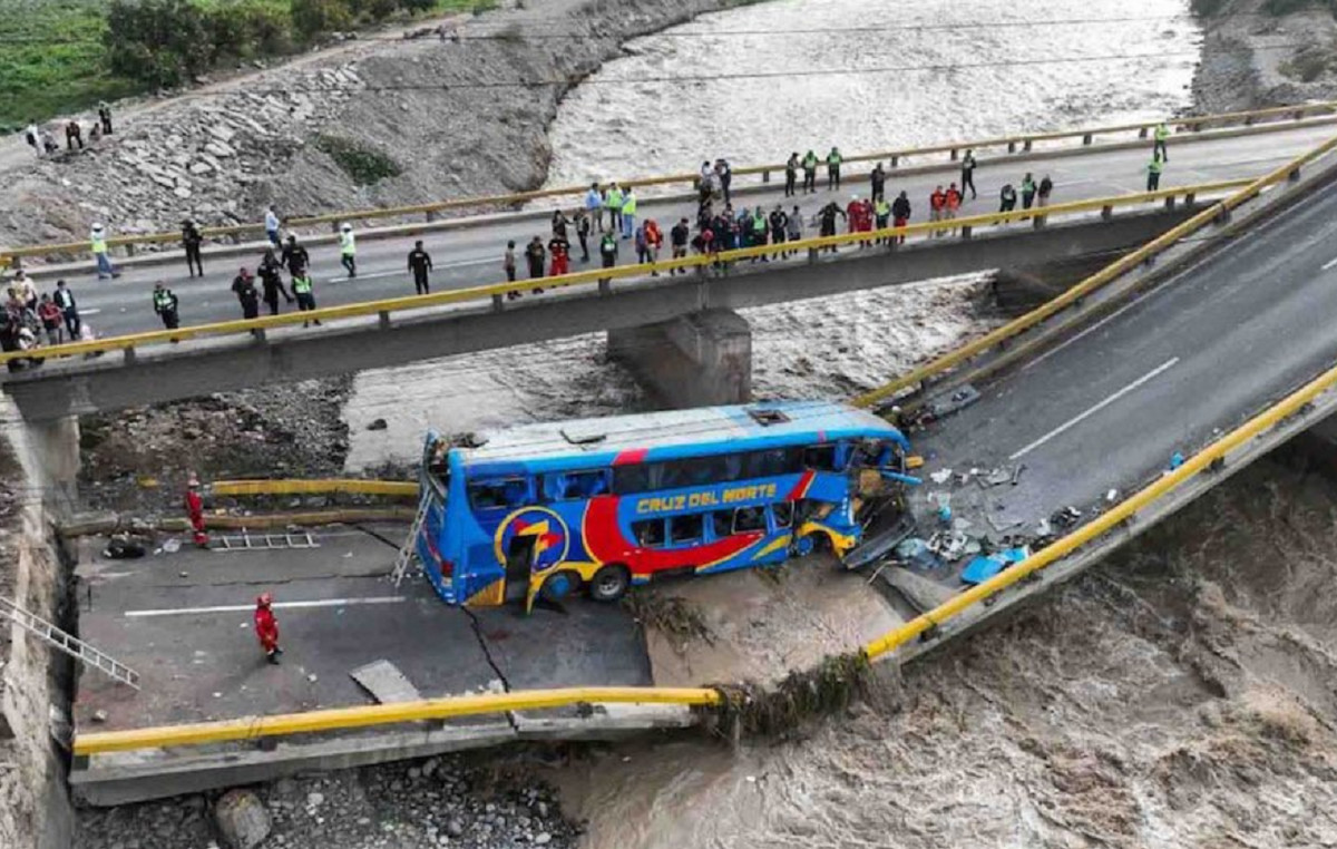 Bridge collapsed in Peru while crossing her bus - two dead and 41 ...